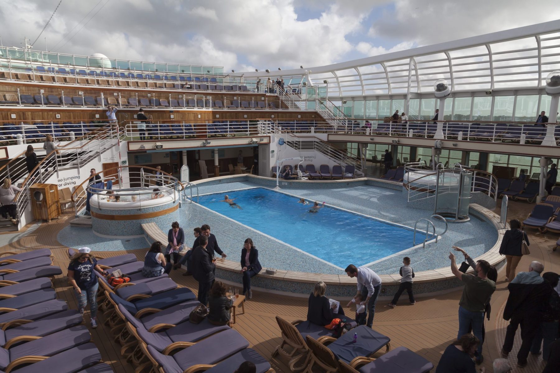 P&O Azura | neOnbubble