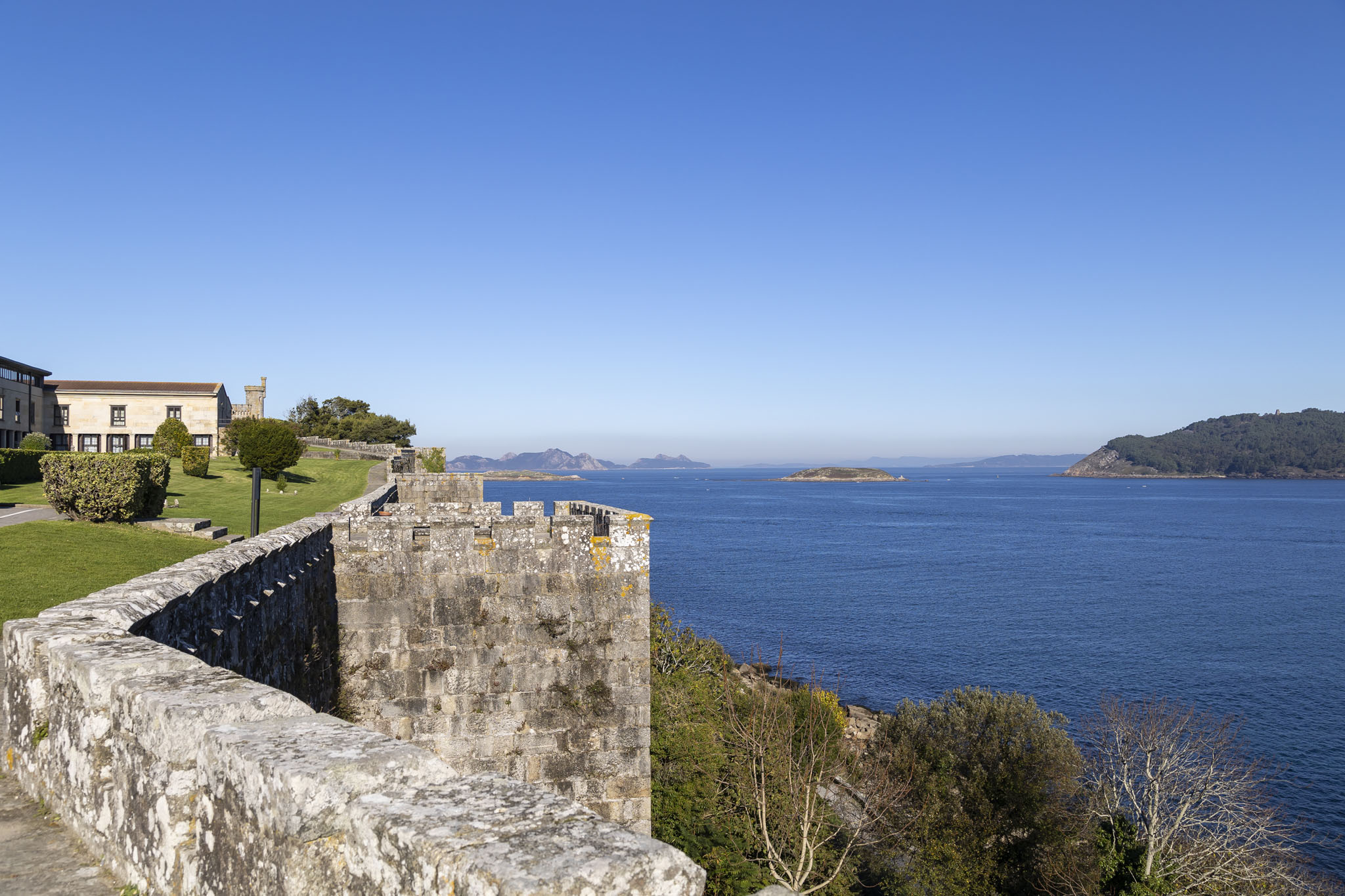 Monterreal Castle & Parador de Baiona | neOnbubble